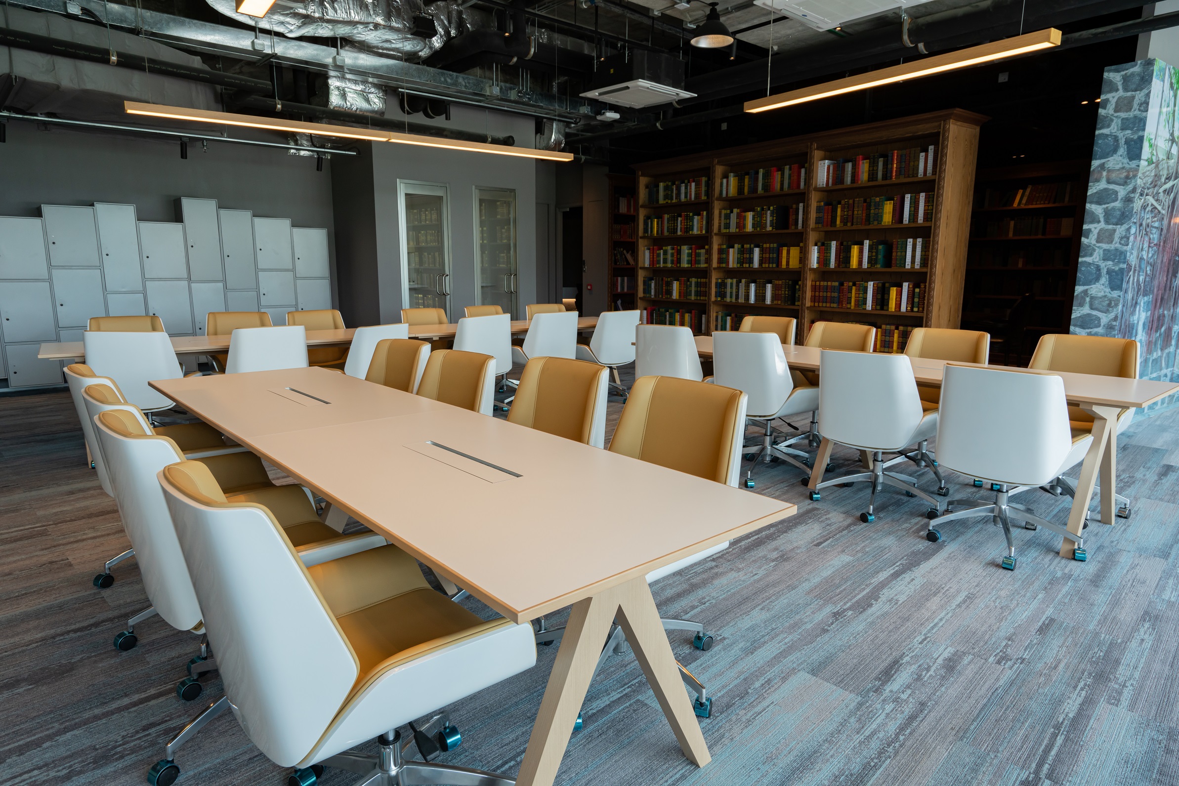 每座位HKD 1,000 一個月內無限次數24小時通行 享用共享空間內的流動座位 4,000 平方呎共享空間，配有特色辦公桌和咖啡室風格的座椅