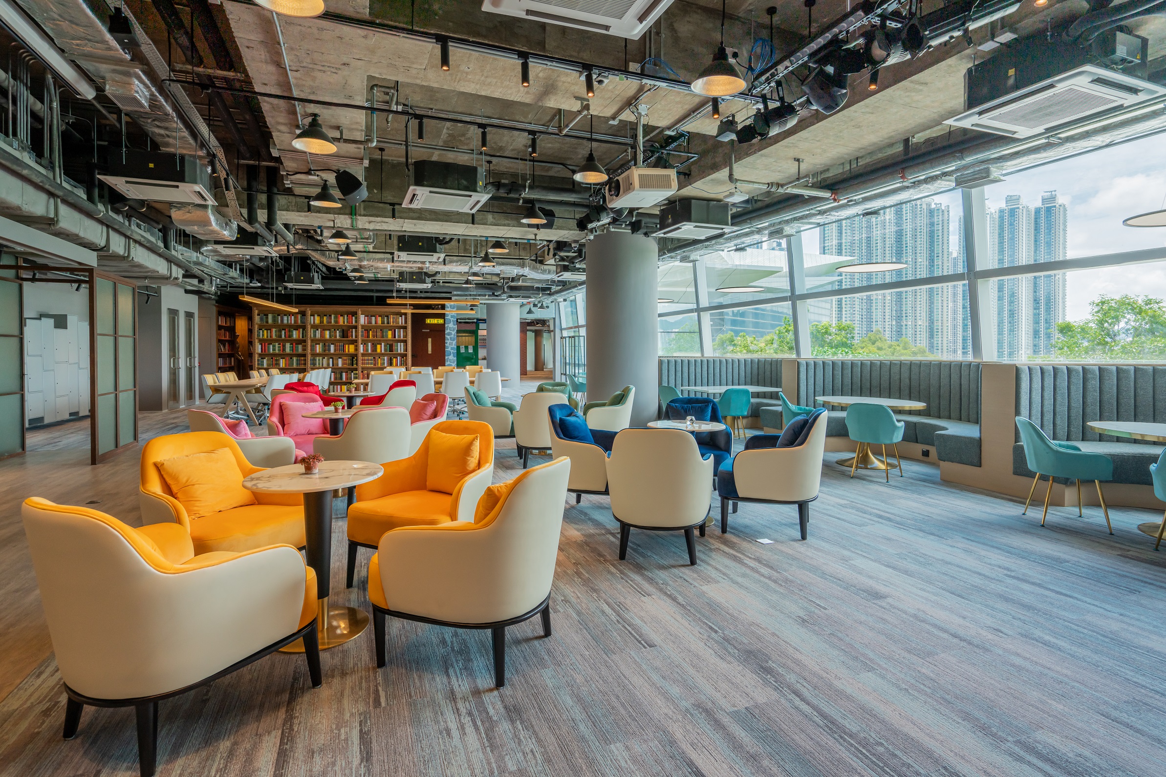 每座位HKD 1,000 一個月內無限次數24小時通行 享用共享空間內的流動座位 4,000 平方呎共享空間，配有特色辦公桌和咖啡室風格的座椅